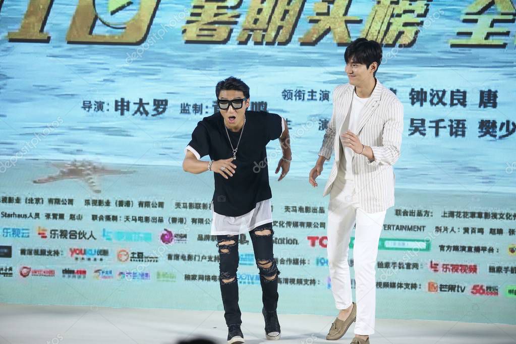 El cantante Chen Yufan de la banda china Yuquan, izquierda, y el actor surcoreano Lee Min-ho ...