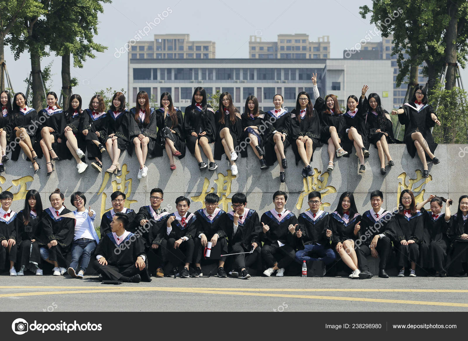 Chinese Graduates Dressed Academic Gowns Pose Graduation Photo Shoot ...