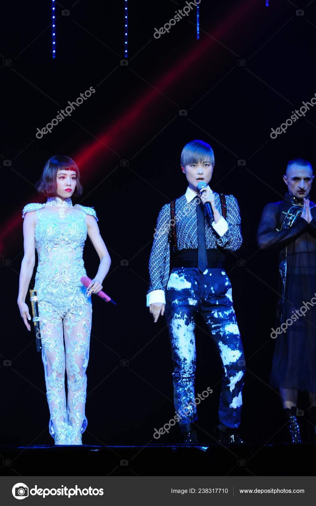 Taiwanese Singer Jolin Tsai Left Chinese Singer Yuchun Perform Jolin's ...