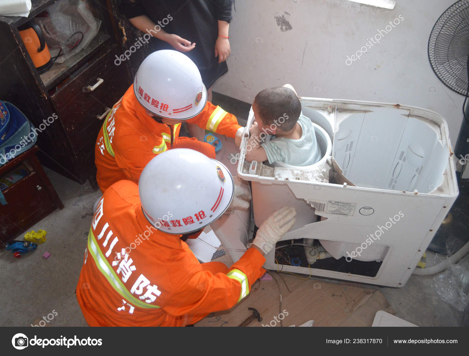 Chinese Firefighters Dismantling Washing Machine Rescue Little Boy ...
