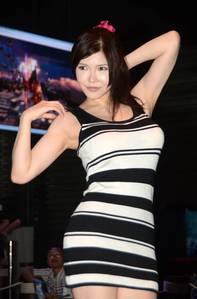 La estrella japonesa del AV Anri Okita posa durante la 11ª Exposición y Conferencia de ...