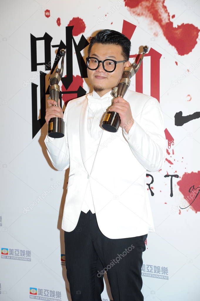 El actor de Hong Kong Michael Ning posa con sus trofeos para el premio ...