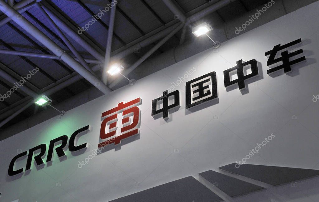 --FILE- Vista de un logotipo de CRRC (China Railway Rolling Stock Corp Ltd) durante una ...