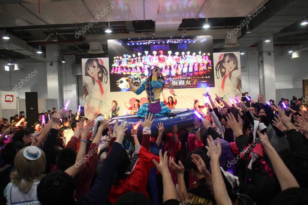 Miembros del grupo japonés de chicas ídolas Kamen Joshi, literalmente "Masked Girls", se ...