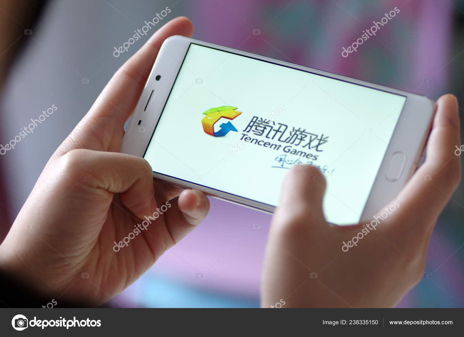 File Chinese Mobile Phone User Uses Mobile App Tencent Games — Stock ...