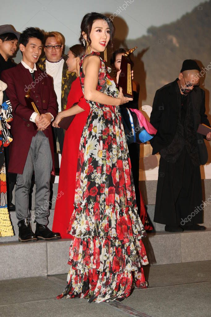 La cantante de Hong Kong Fiona Sit posa con un trofeo de la mejor ...