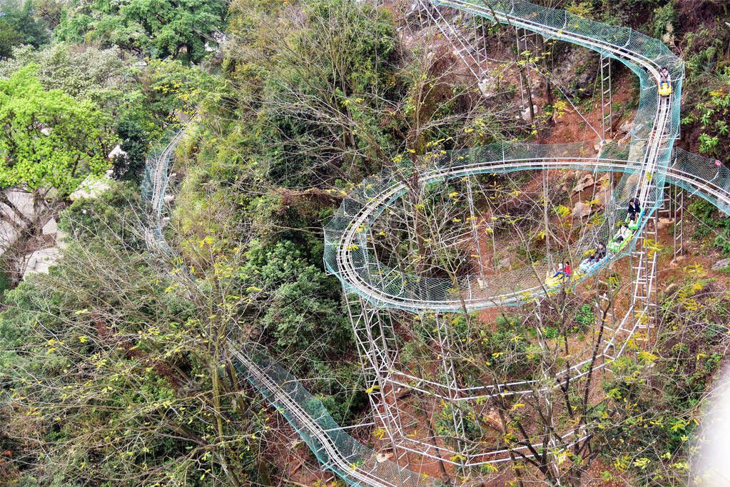Los turistas experimentan un tobogán de cristal en el Palacio Baojing ...