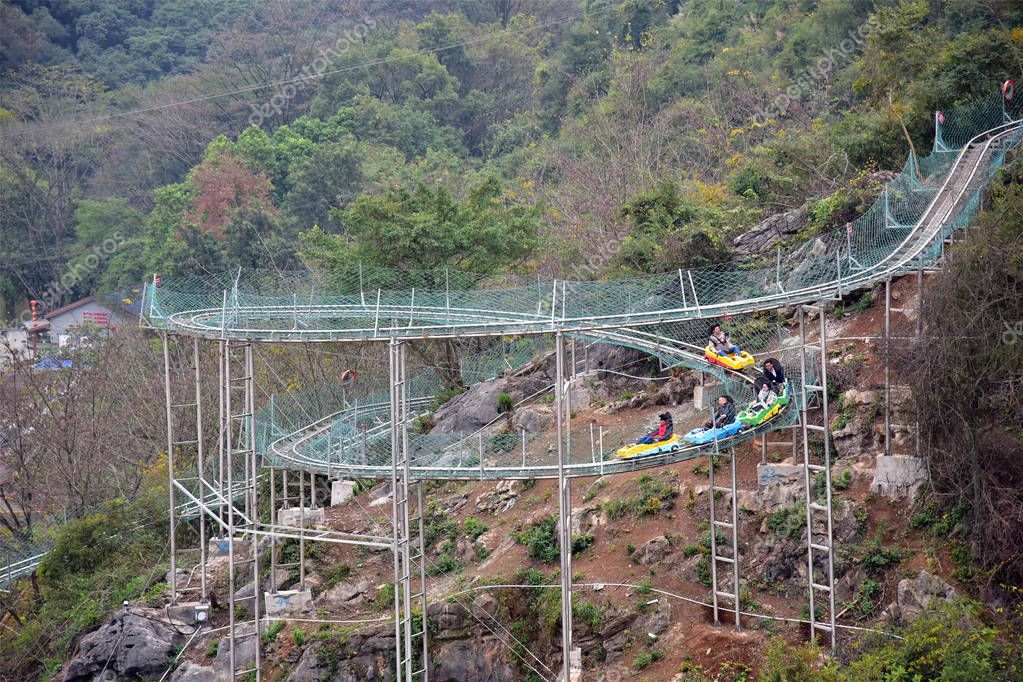 Los turistas experimentan un tobogán de cristal en el Palacio Baojing ...