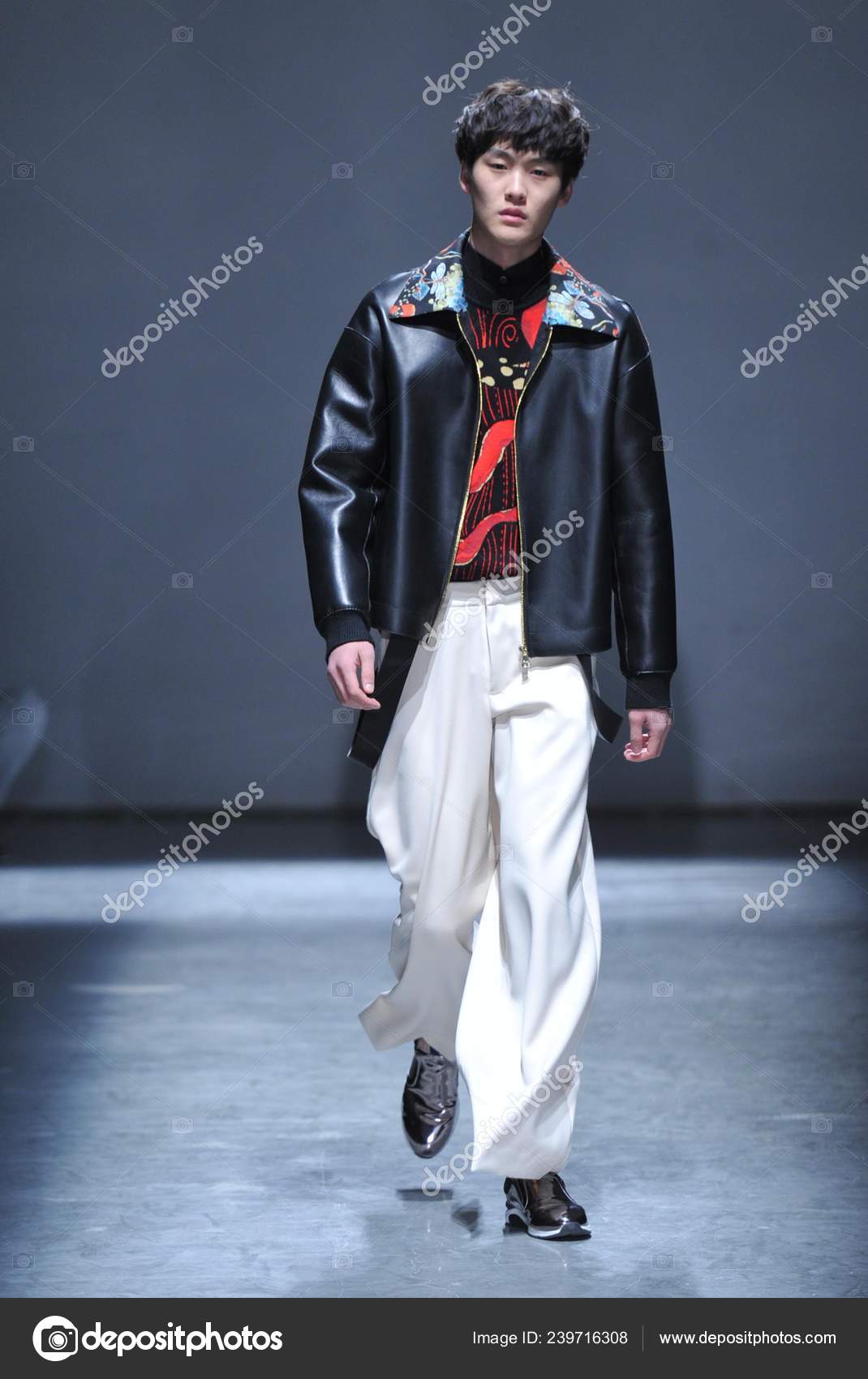 Model Displays New Creation Chinese Fashion Designer Wang Yutao Wang — Stock Editorial Photo ...