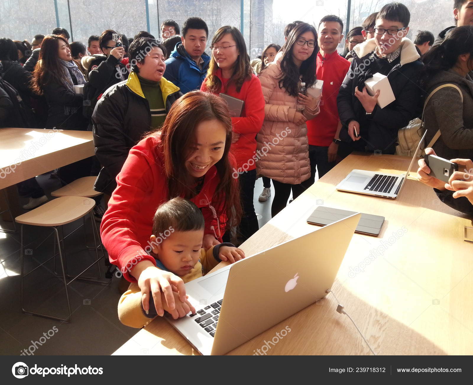 File Customers Try Out Macbook Laptop Computer New Apple Store — Stock ...