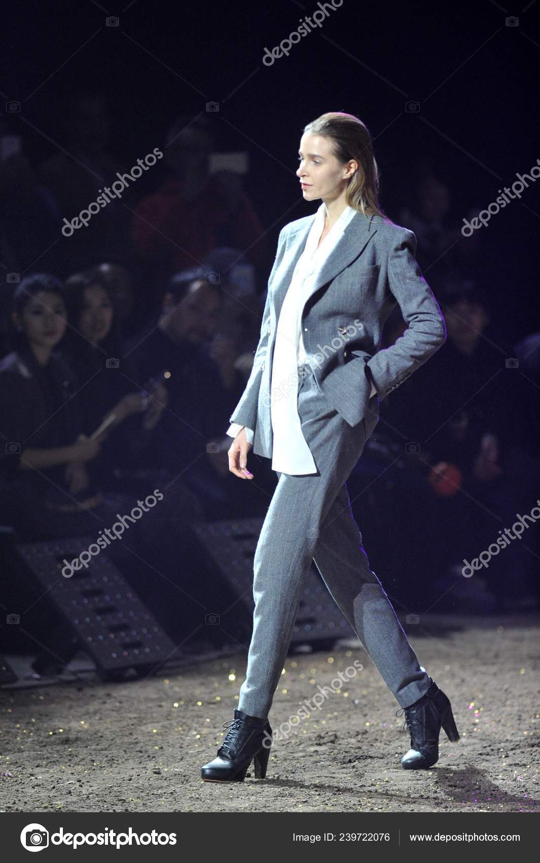 Model Displays New Creation Lisa Lisa Fashion Show China Fashion ...