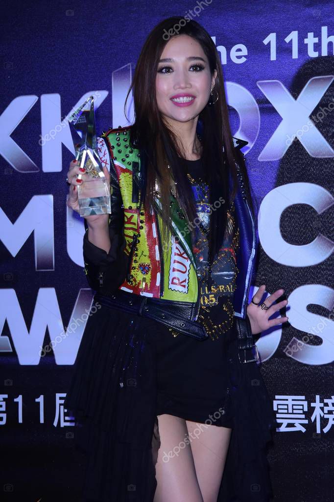 La cantante taiwanesa A-Lin posa con su trofeo en la ceremonia de ...