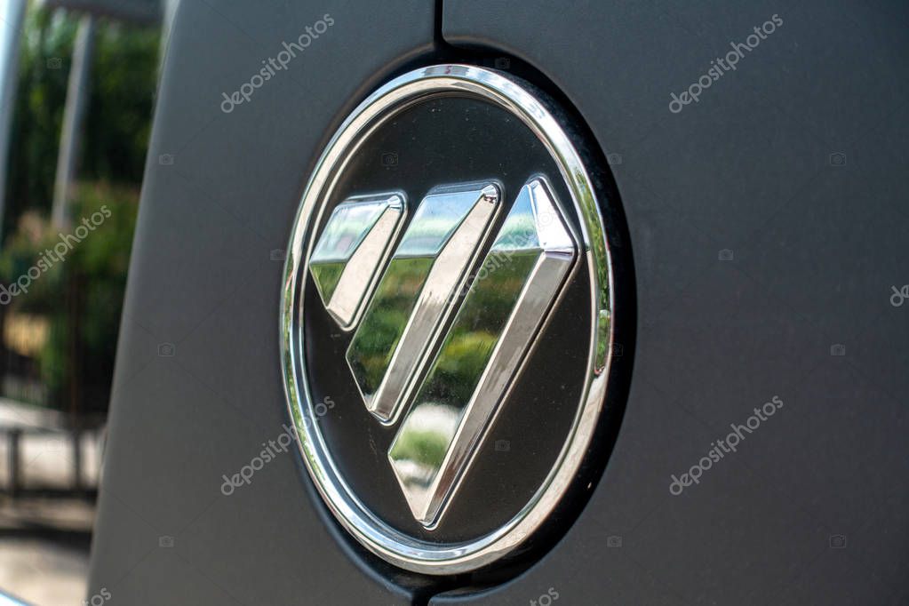 Vista de un logotipo de Foton Motor, también conocido como Beiqi Foton ...