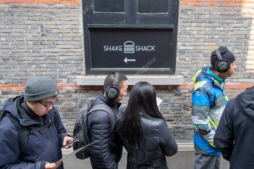 Los clientes hacen cola frente a la primera sucursal de China, Shake ...