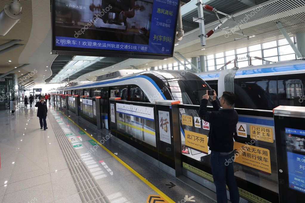 Un tren ferroviario de la línea S1 del ferrocarril urbano, basado en la ...