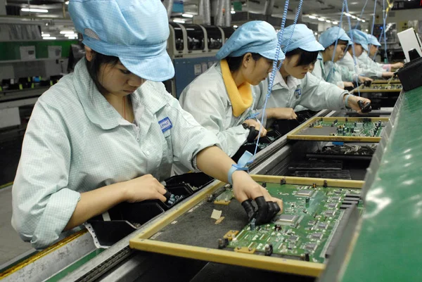 File Chinese Workers Produce Electronic Products Assembly Line Factory Huaying – Stock Editorial ...