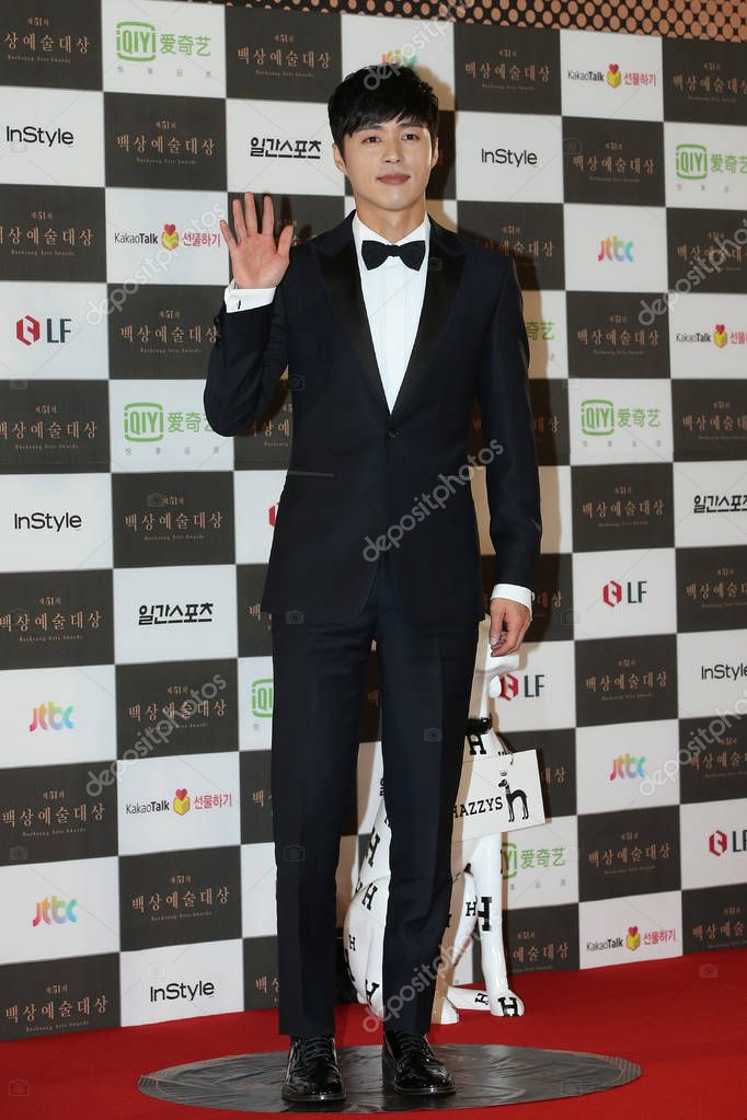 El actor surcoreano Oh Min-seok llega a la alfombra roja para los 51st Paeksang Arts Awards ...