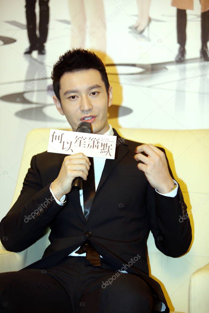 El actor chino Huang Xiaoming habla en un evento promocional para su ...