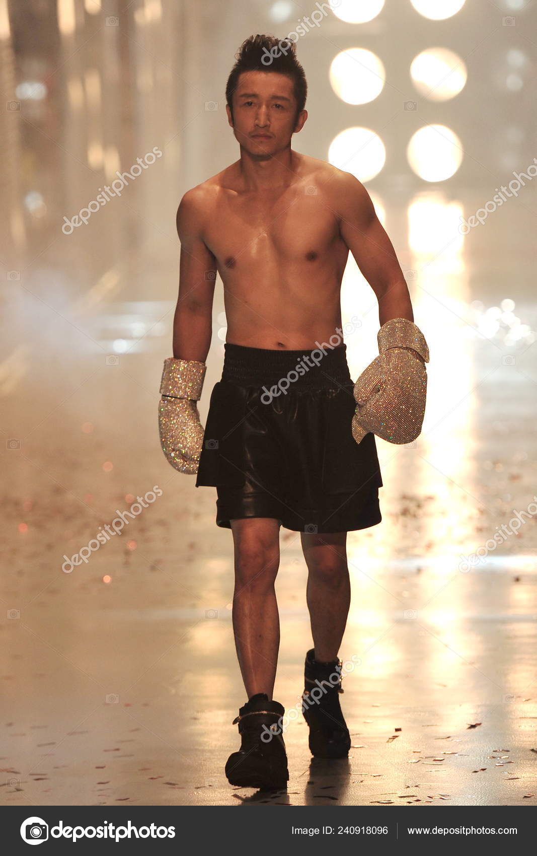 Campeón Boxeo Chino Zou Shiming Muestra Una Nueva Creación Desfile ...