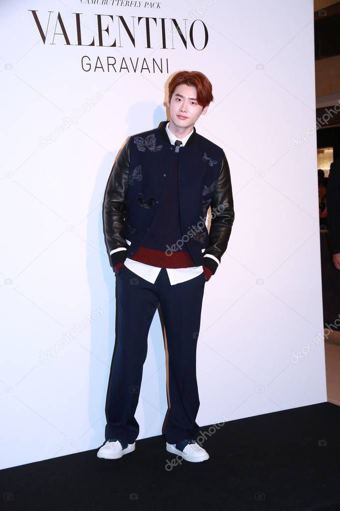 El actor surcoreano Lee Jong-suk posa mientras llega para una exposici n de Valentino en Hong ...