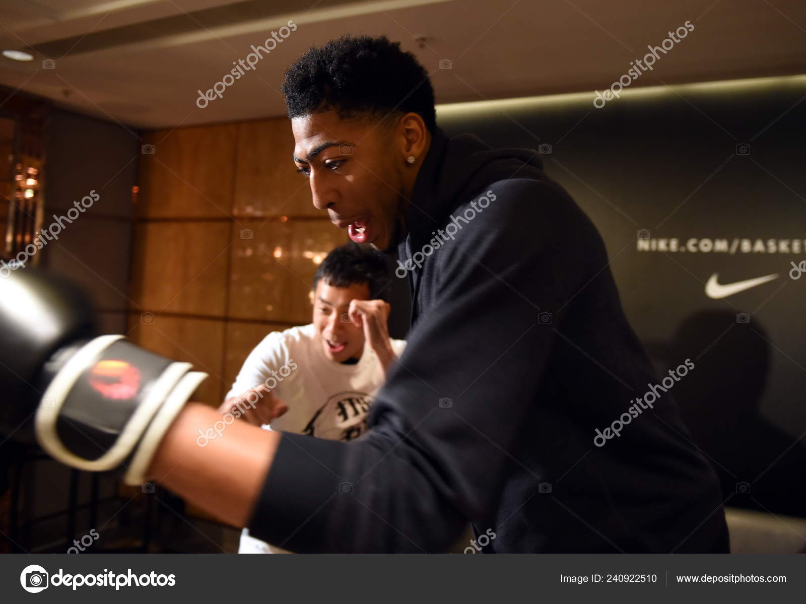 Hong Kong Professional Boxer Rex Tso Sing Left Instructs Nba — Stock ...