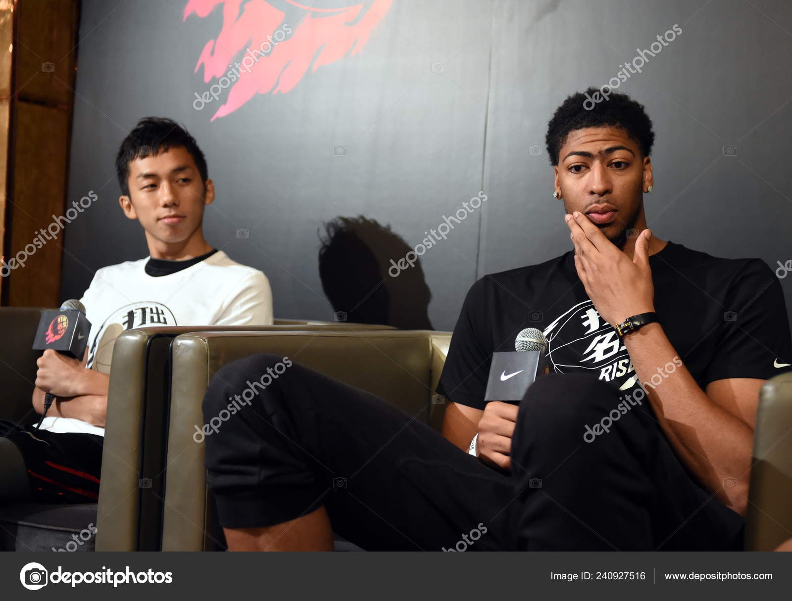 Nba Star Anthony Davis Right Hong Kong Professional Boxer Rex — Stock ...