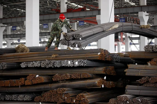 Chinese Workers Direct Crane Lift Reinforcing Steel Rods Exported Steel ...