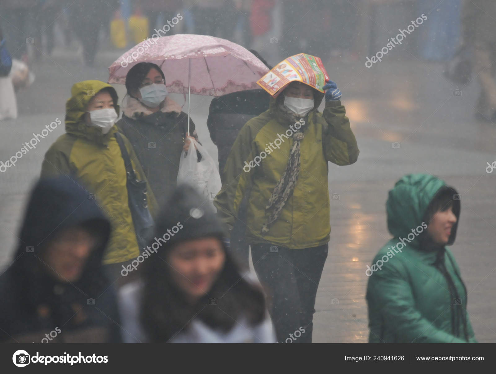 Pedestrians Most Who Wear Face Masks Walk Street Heavy Smog – Stock ...