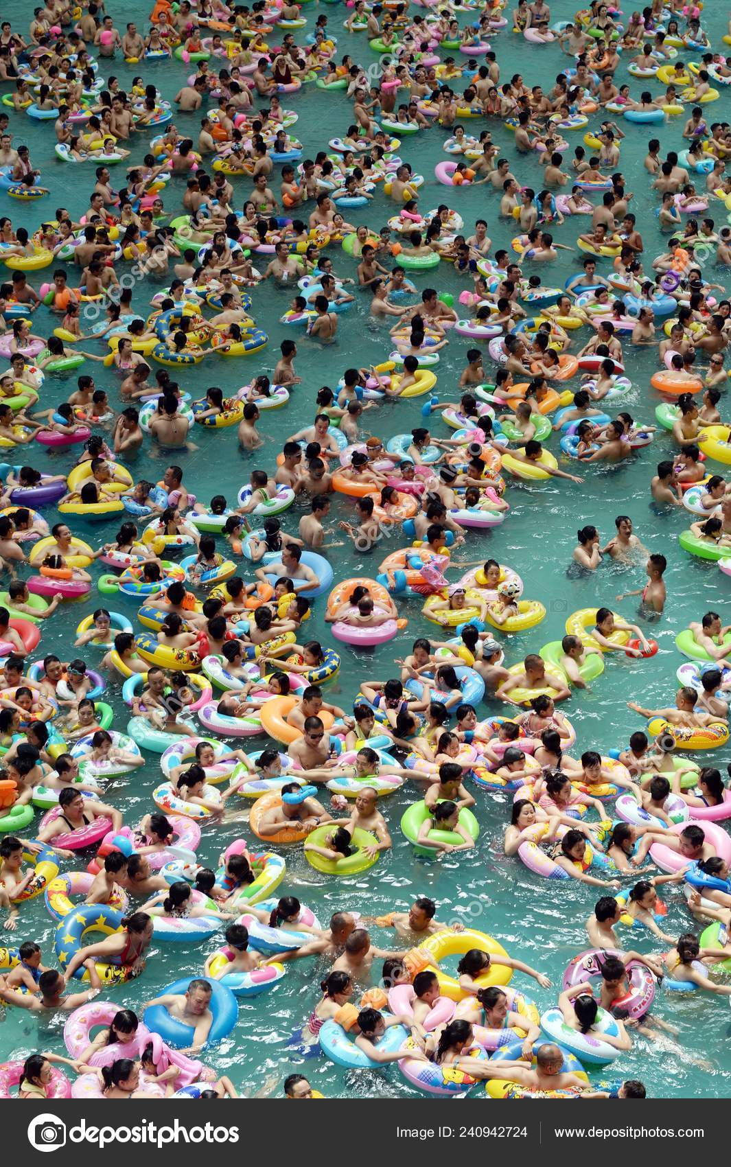 Holidaymakers Crowd Swimming Pool Also Known China's Dead Sea Scorching ...