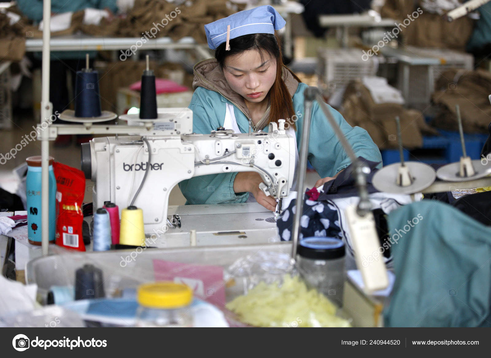 Female Chinese Worker Sews Clothes Exported Europe Garment Factory Huaibei – Stock Editorial ...