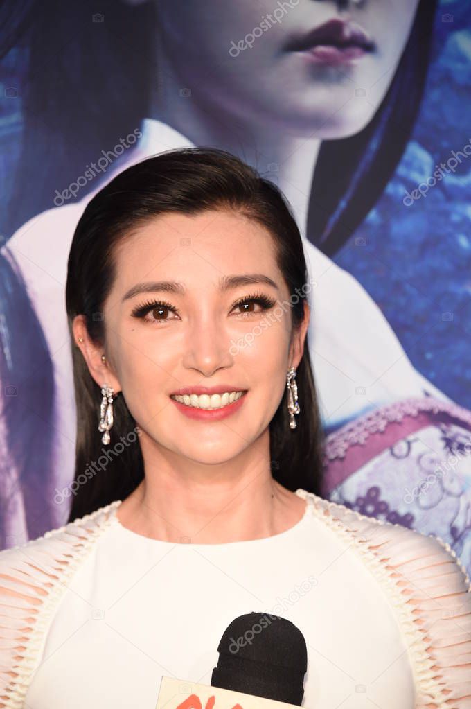La actriz china Li Bingbing sonríe en la alfombra roja para el estreno de su nueva película ...