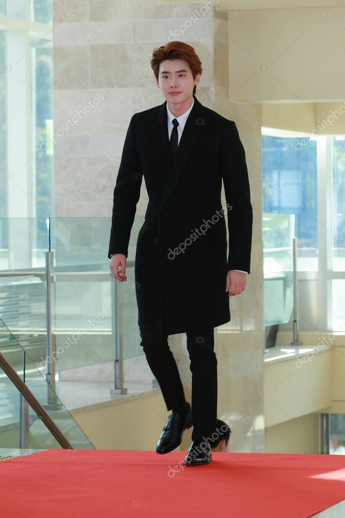 El modelo y actor surcoreano Lee Jong-suk llega a la ceremonia de ...