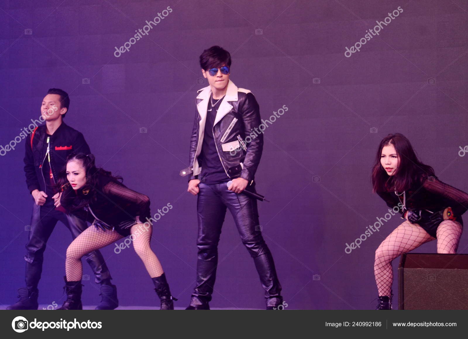 Taiwanese Singer Show Second Right Performs Return Banquet Ginko ...