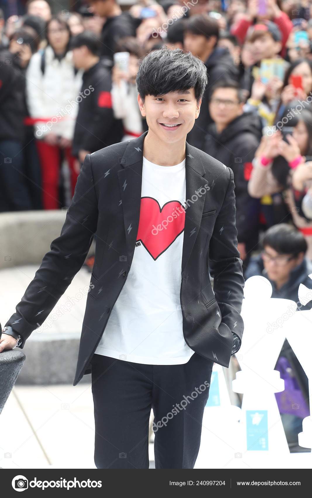 Singaporean Singer Lin Poses Promotional Event His New Album Genesis ...