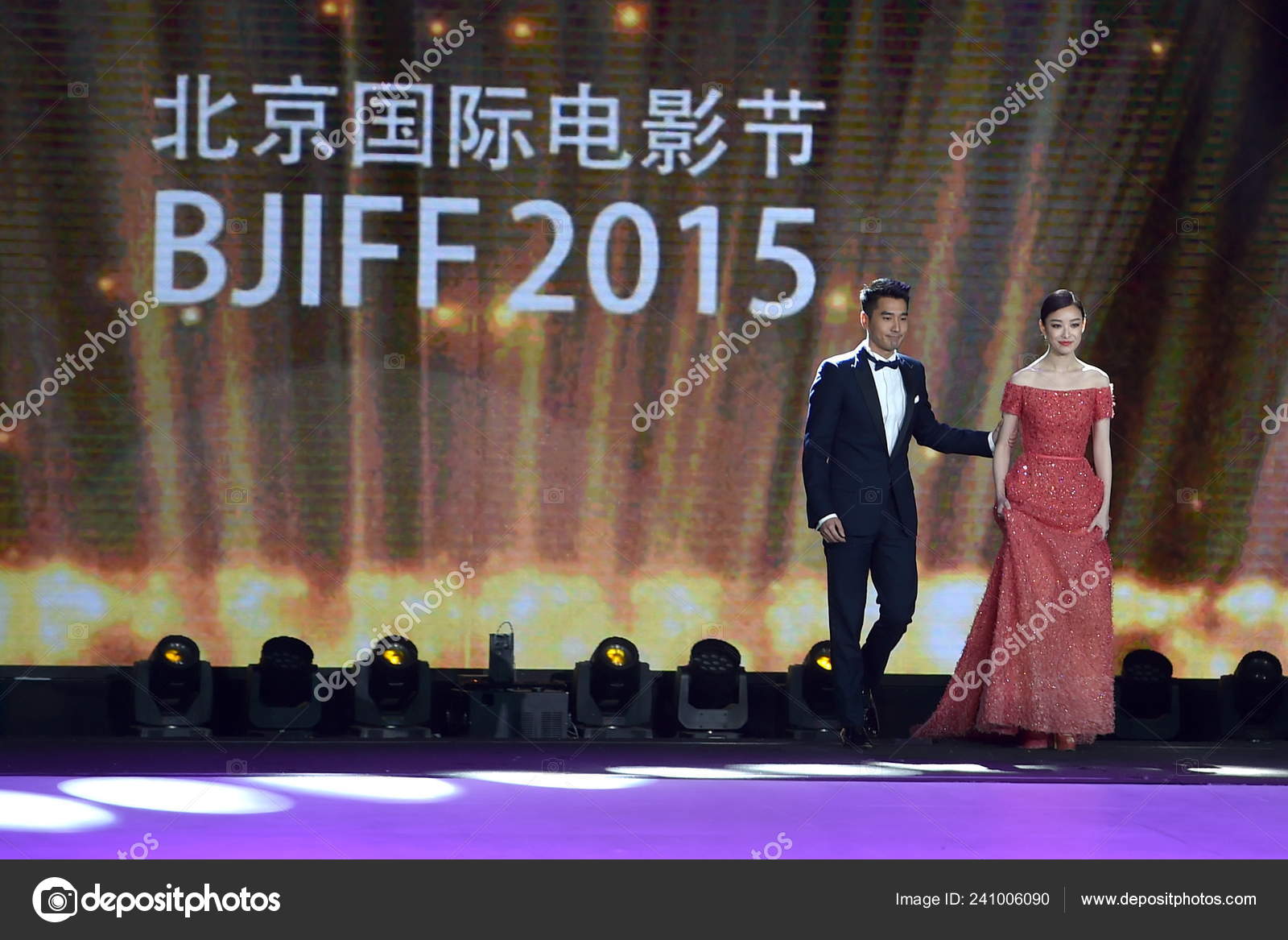 2015年4月16日 在中国北京举行的第五届北京国际电影节 Biff 2015 开幕式上 中国女演员 和台湾演员马克 超登上舞台 —— 库存社论照片 © ChinaImages #241006090