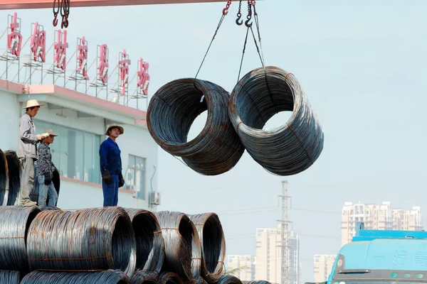 Chinese Workers Direct Crane Lift Reinforcing Steel Rods Exported Steel ...