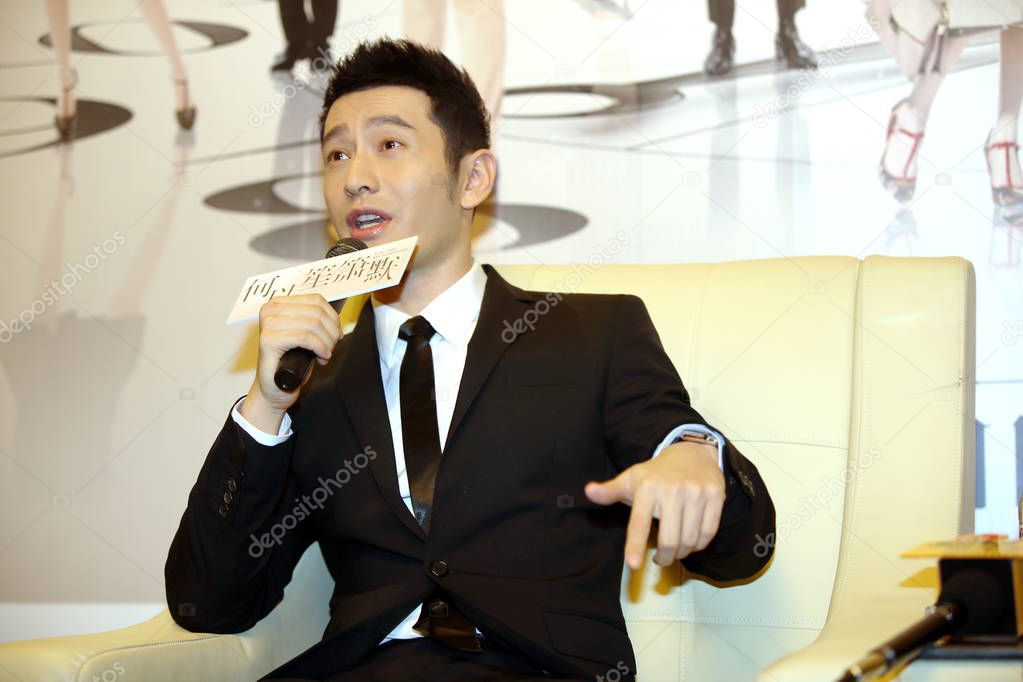 El actor chino Huang Xiaoming habla en un evento promocional para su ...