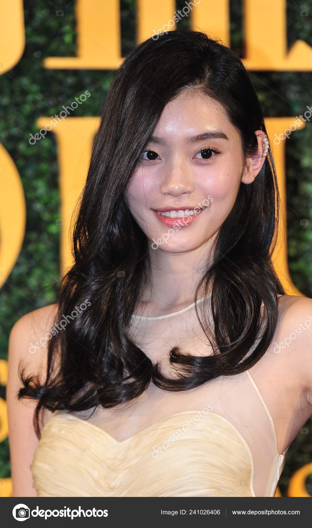 Chinese Model Ming Also Known Mengyao Clad Dress Ermanno Scervino ...