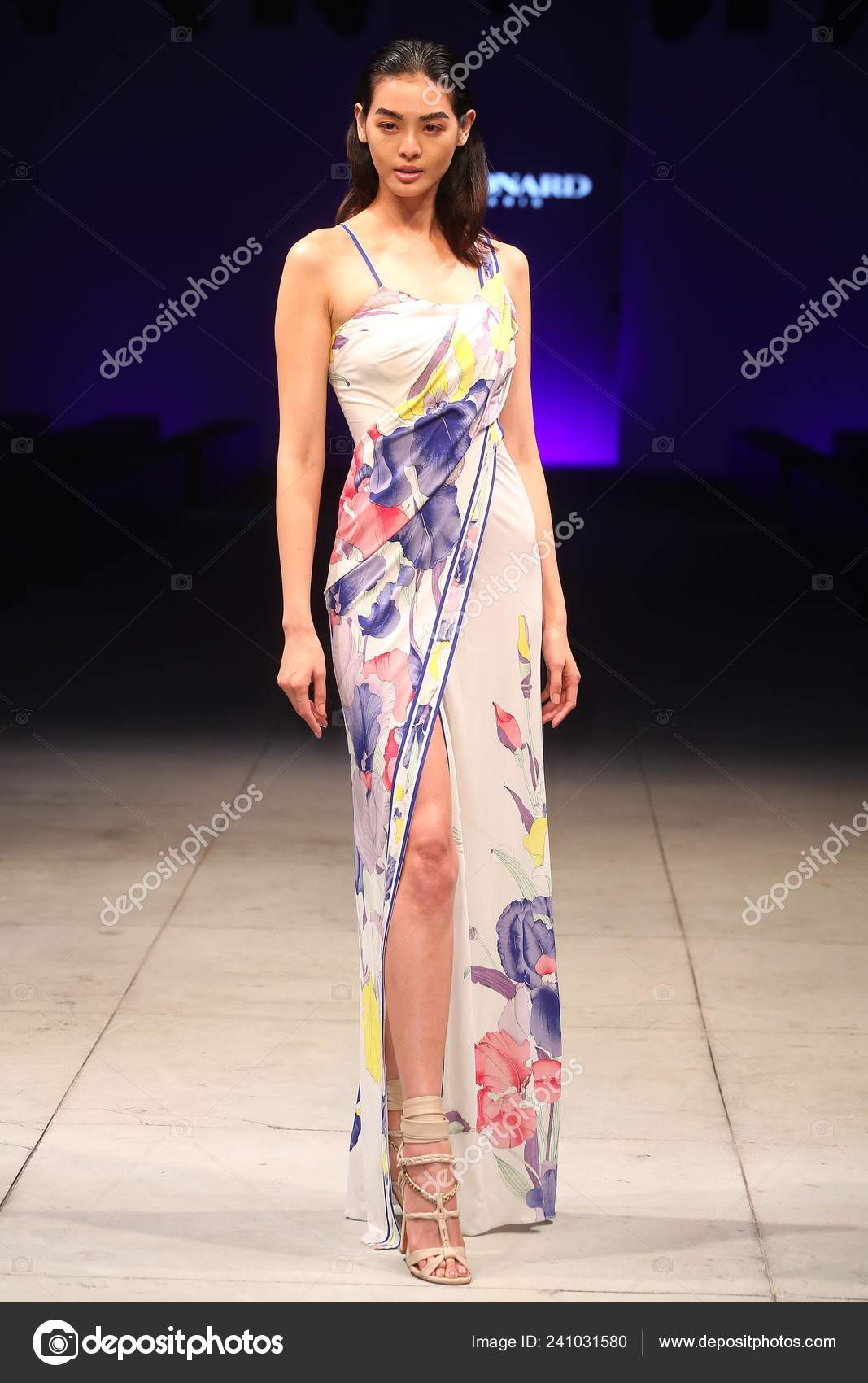 Taiwanese Model Patina Lin Displays New Creation Leonard Fashion Show — Stock Editorial Photo ...