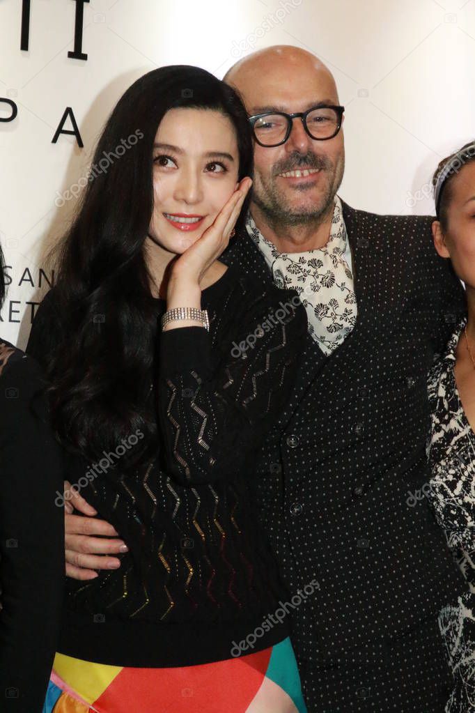 La actriz china Fan Bingbing (izquierda) posa con el ejecutivo de ...