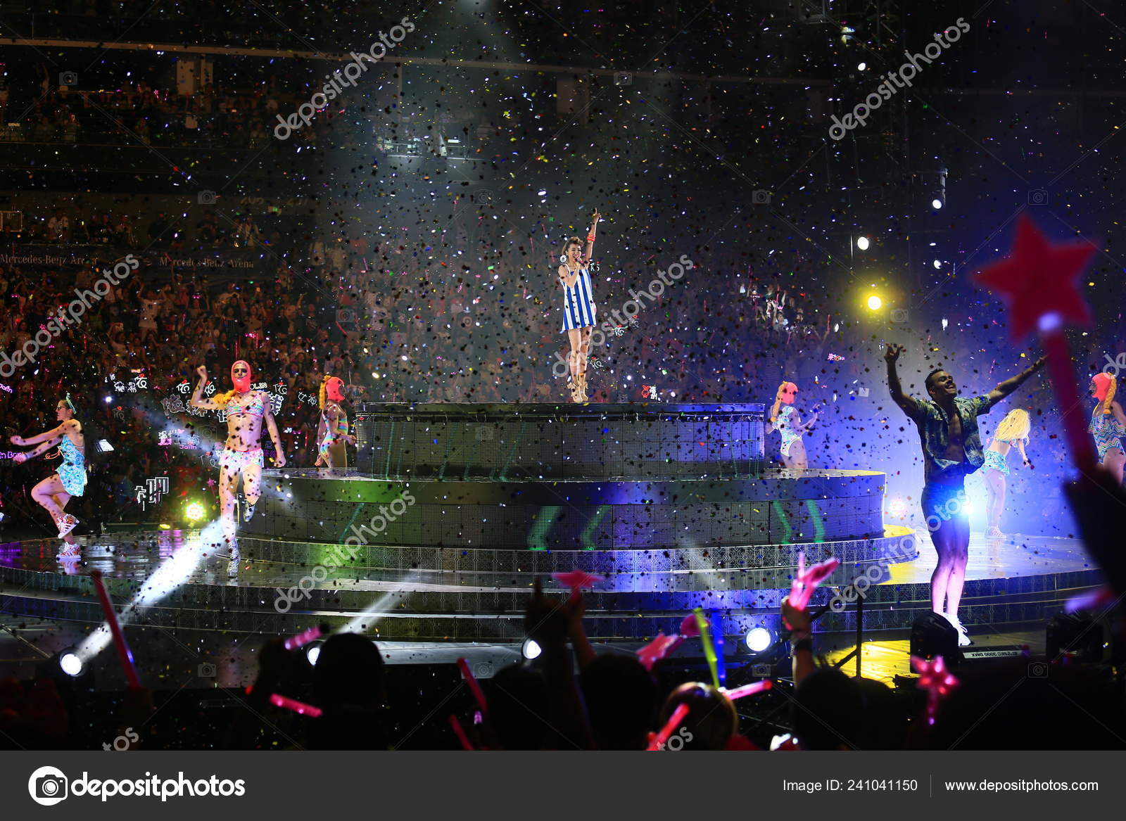 Taiwanese Singer Jolin Tsai Performs Shanghai Concert Her Play World ...
