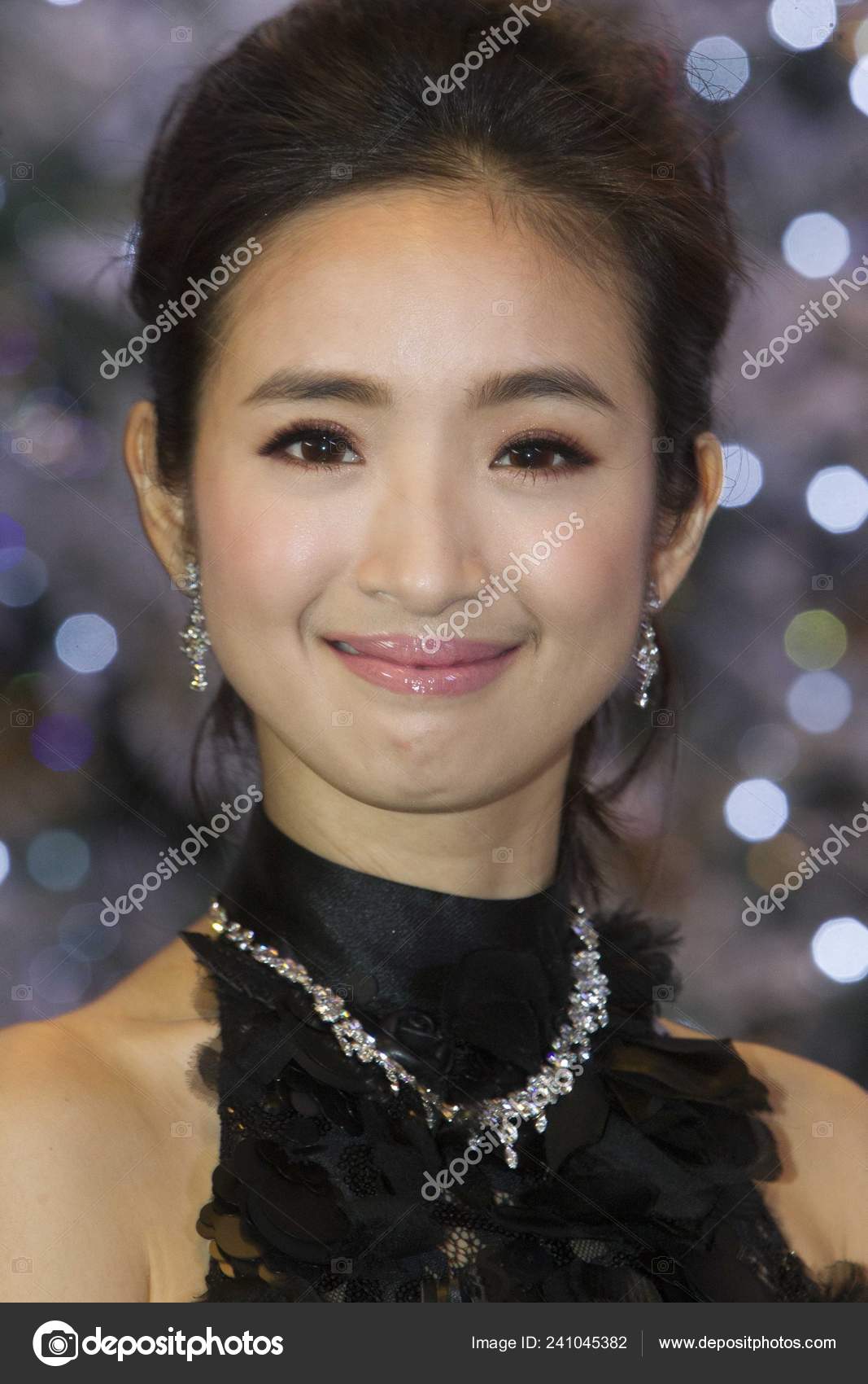 Taiwanese Singer Actress Ariel Lin Poses Christmas Tree Light Ceremony ...
