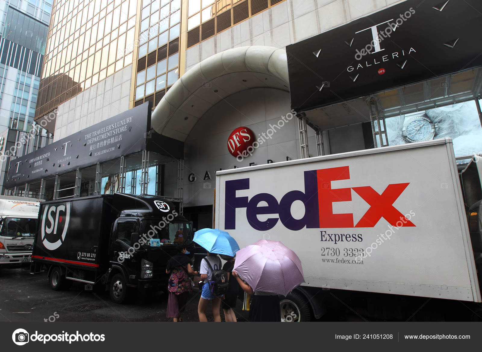 Pedestrians Walk Fedex Express Delivery Car Express Delivery Car Hong ...