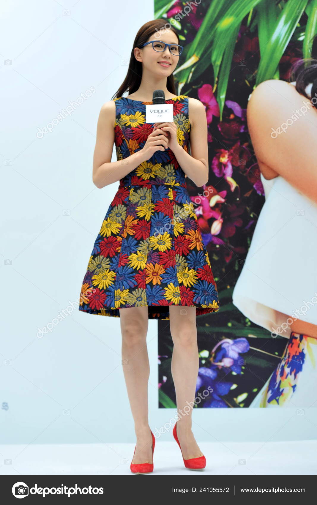 Chinese Actress Liu Shishi Poses Launch Event New Products Vogue ... Chinese Actress Liu Shishi Poses Launch Event New Products Vogue ...