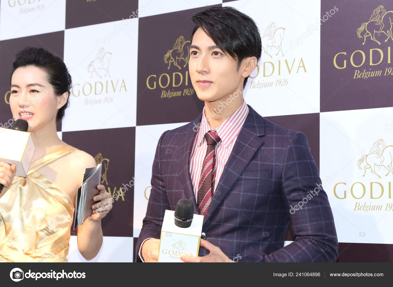 Penyanyi Dan Aktor Brunei Chun Benar Menghadiri Upacara Pembukaan Untuk ...