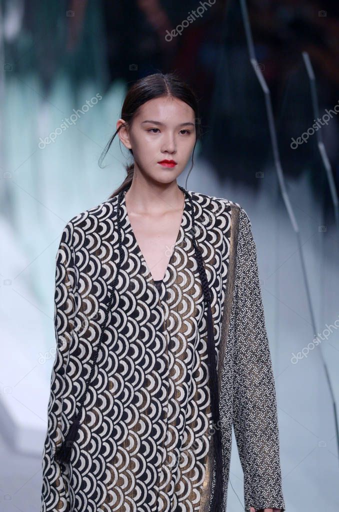 Un modelo muestra una nueva creación del diseñador chino Zhu Chongyun ...