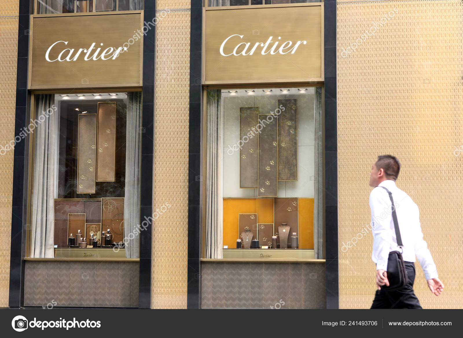 File Pedestrian Walks Cartier Store Shanghai China July 2014 – Stock ...