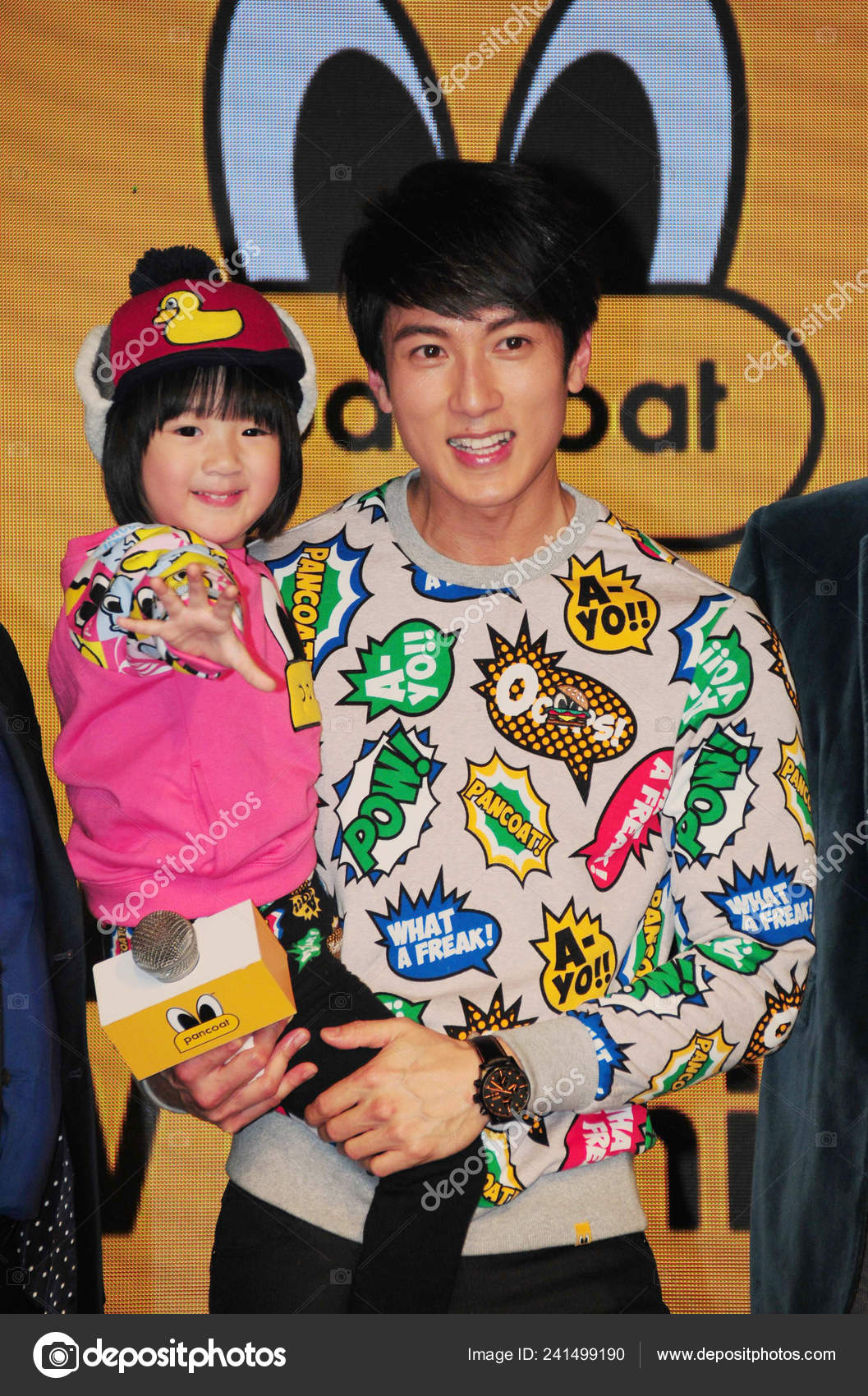 Bruneian Singer Actor Chun Hold His Daughter Nei Nei Press — Stock ...