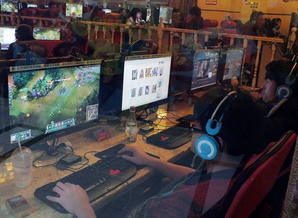 Gaming cafe Stock Photos, Royalty Free Gaming cafe Images | Depositphotos