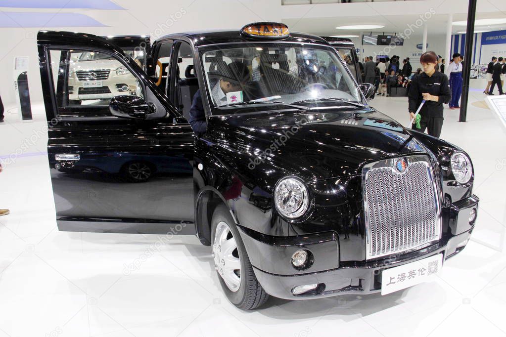 Los visitantes prueban un taxi Geely Englon TX4 en exhibición durante ...